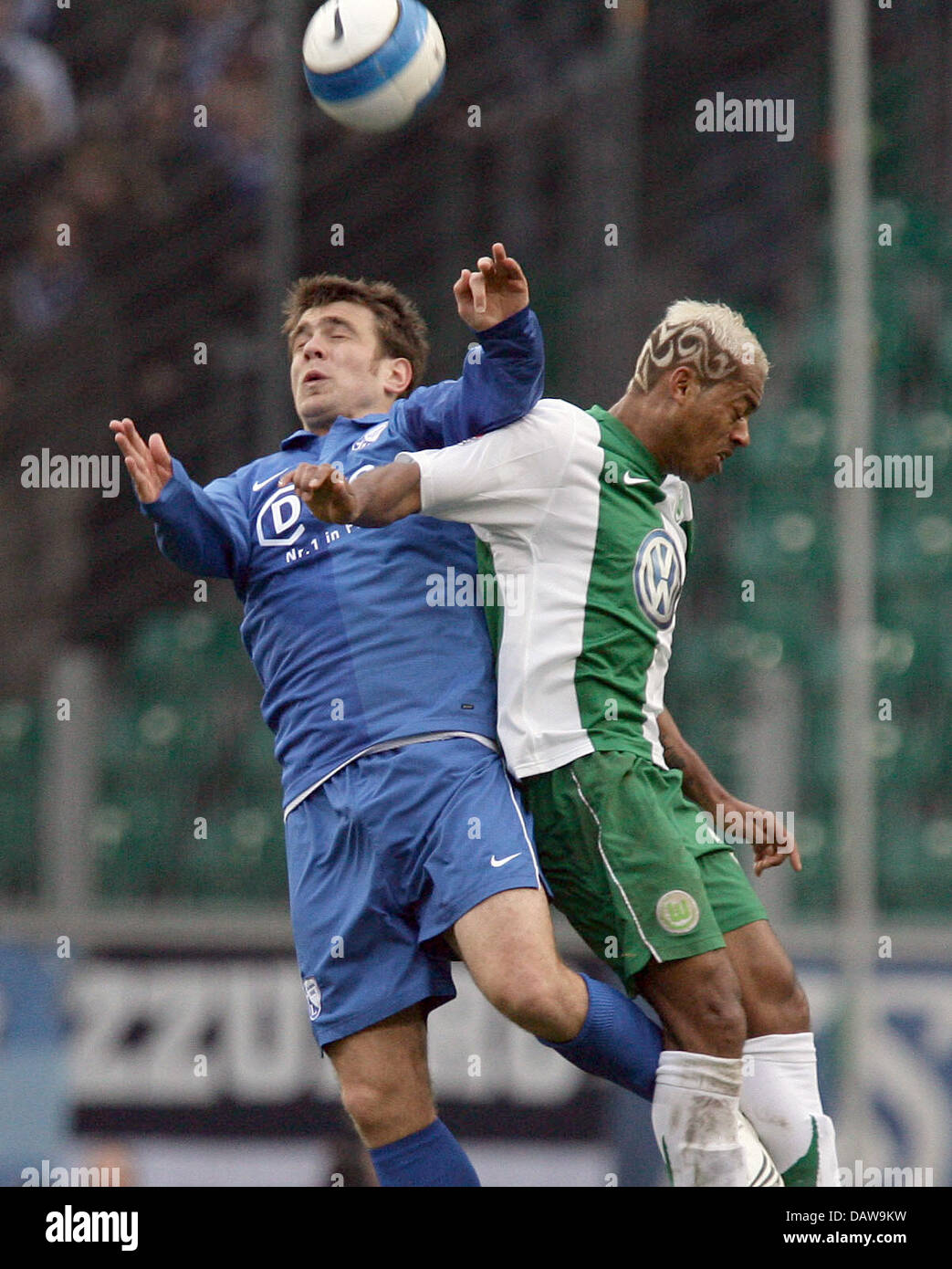 Marcelinho (R) of Wolfsburg and Bochum's Zvjezdan Misimovic (L) play a ...
