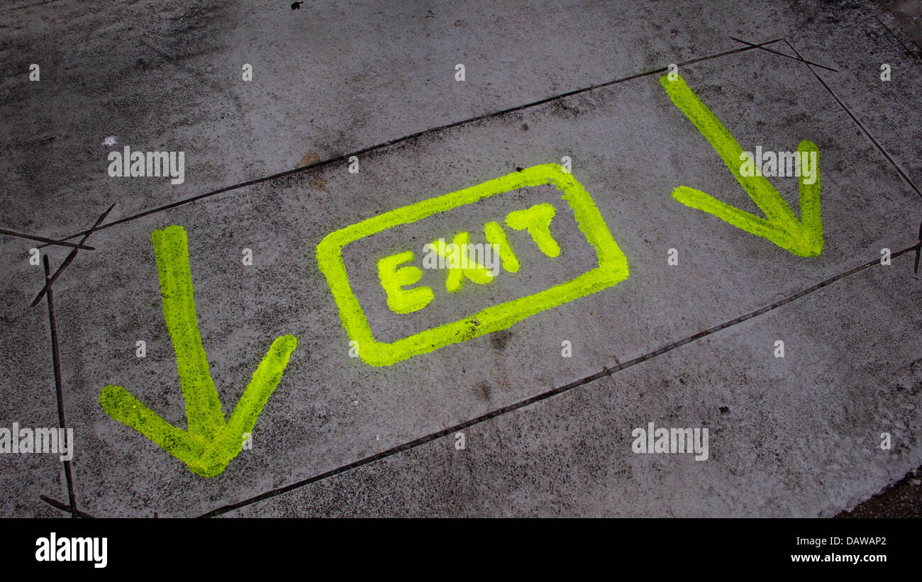 Hand painted sign and arrows, pavement, exit Stock Photo - Alamy