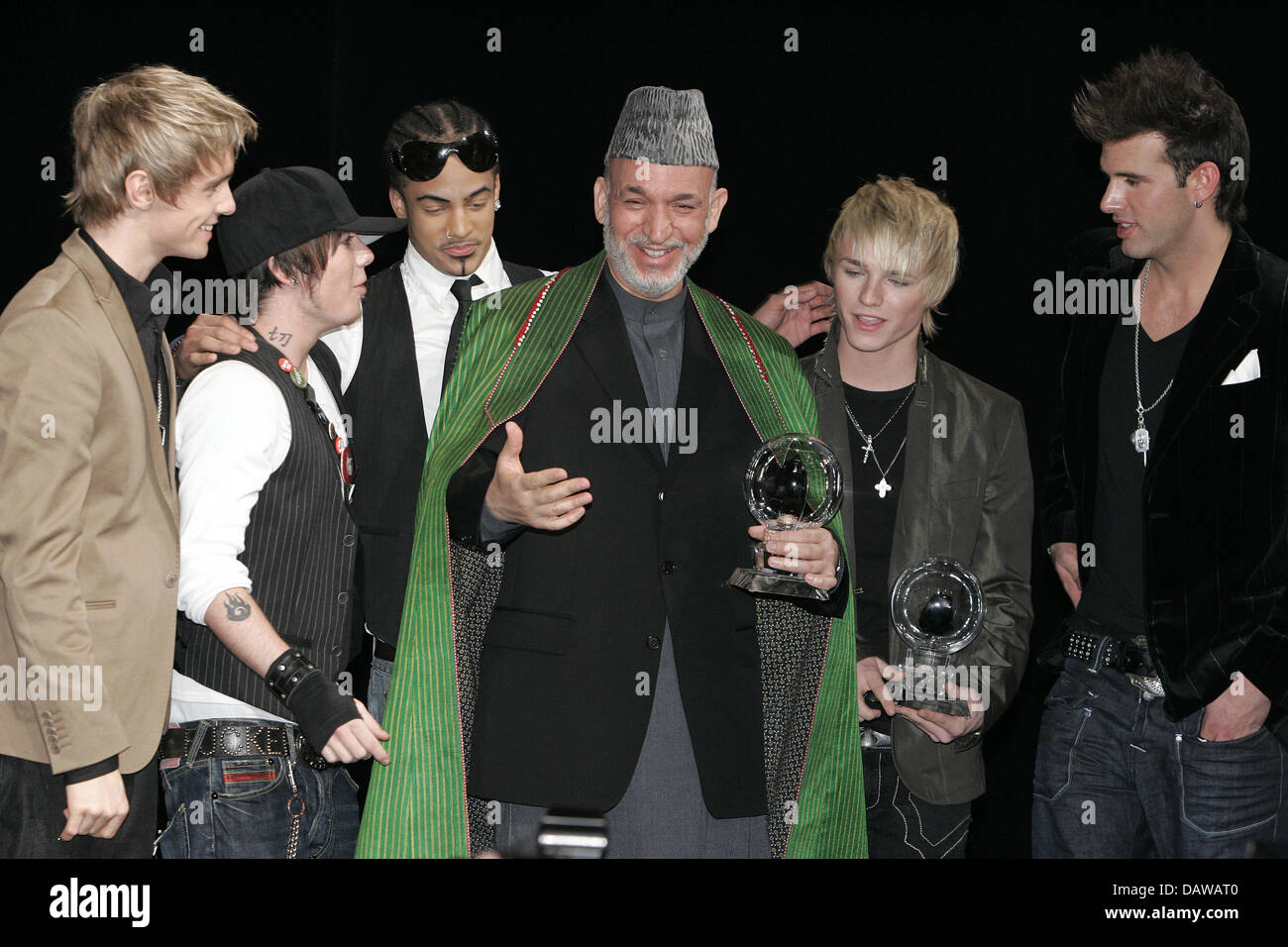 Afgfhan President Hamid Karzai (C) and US-German boy band US5 pose with ...