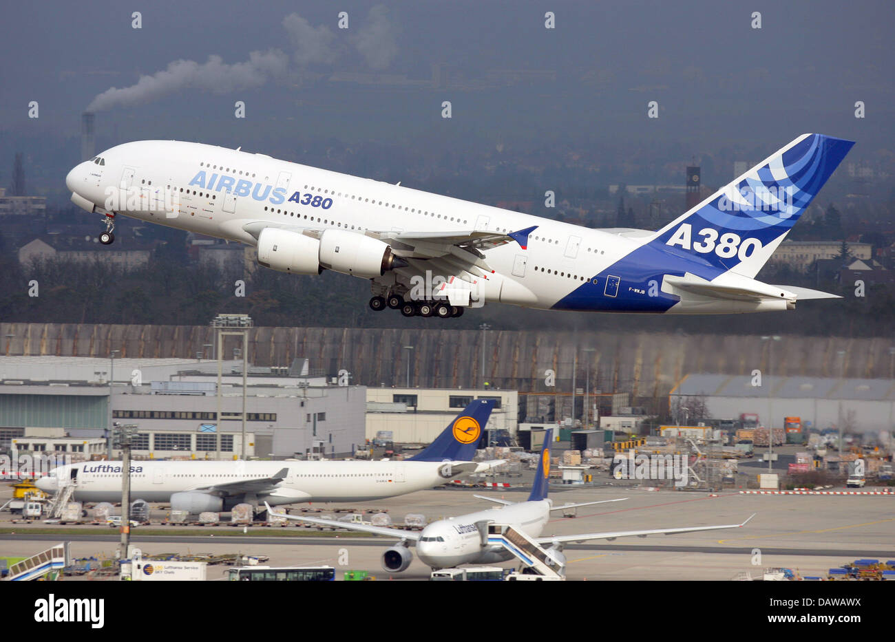 Plane carrying airbus a380 hi-res stock photography and images - Alamy