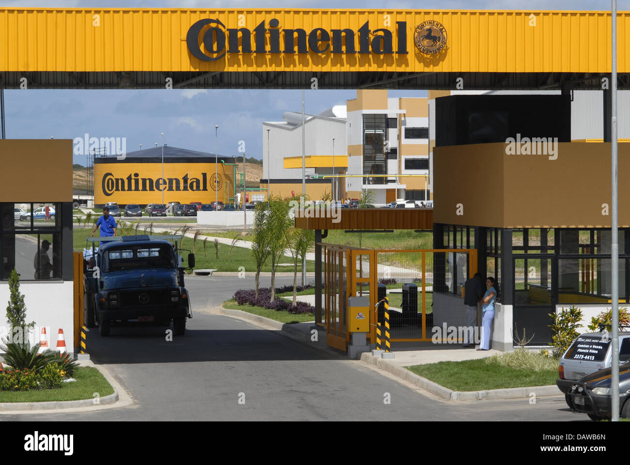 (dpa file) - The photo shows the entrance gate of the Continental plant ...