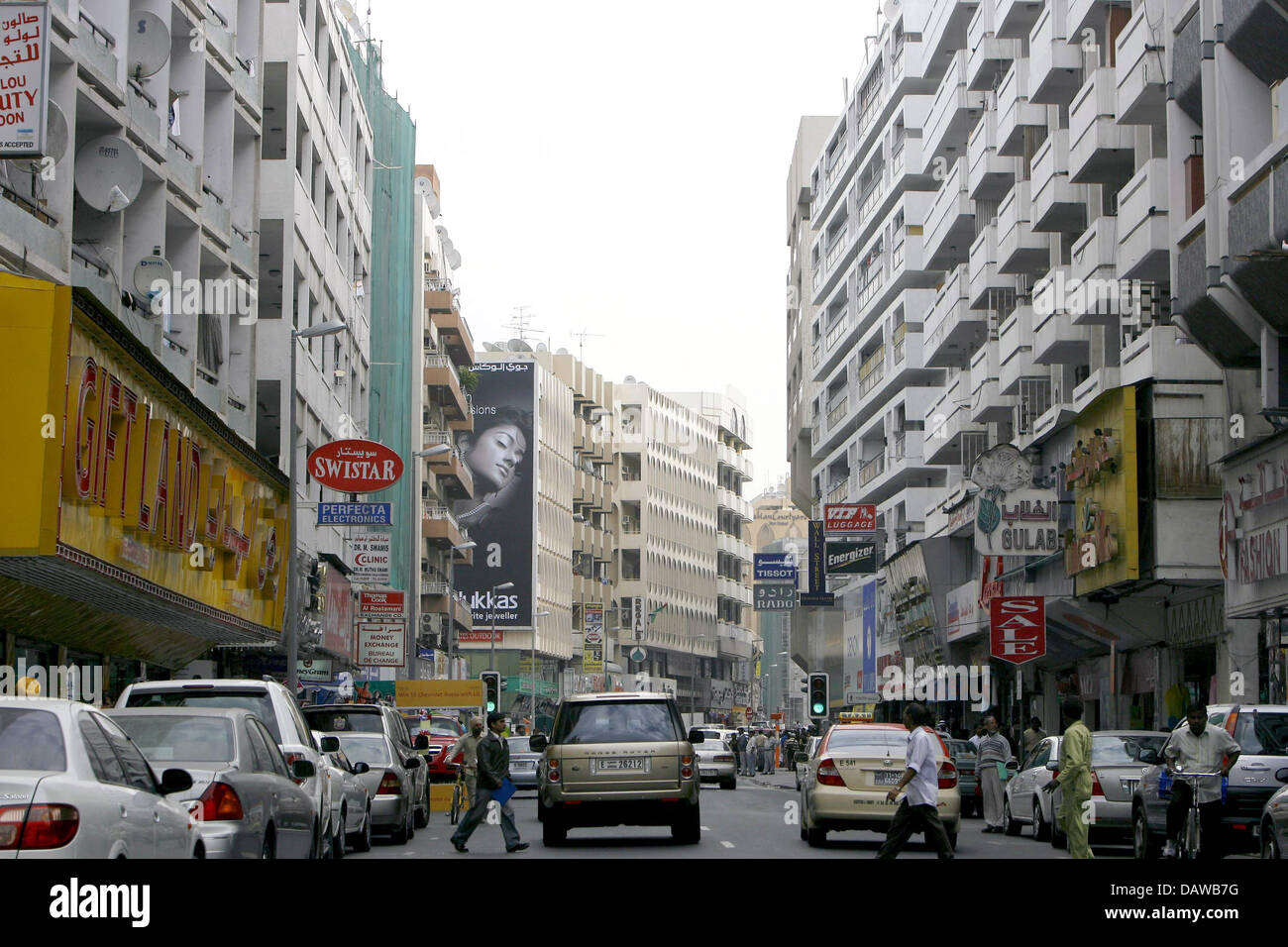 The picture shows a busy shopping street at the Bur Dubai quarter in ...
