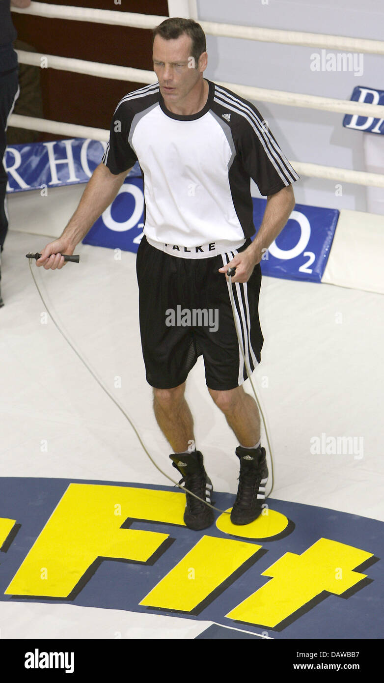 German boxer Henry Maske skips the rope in the sparring ring at the ...
