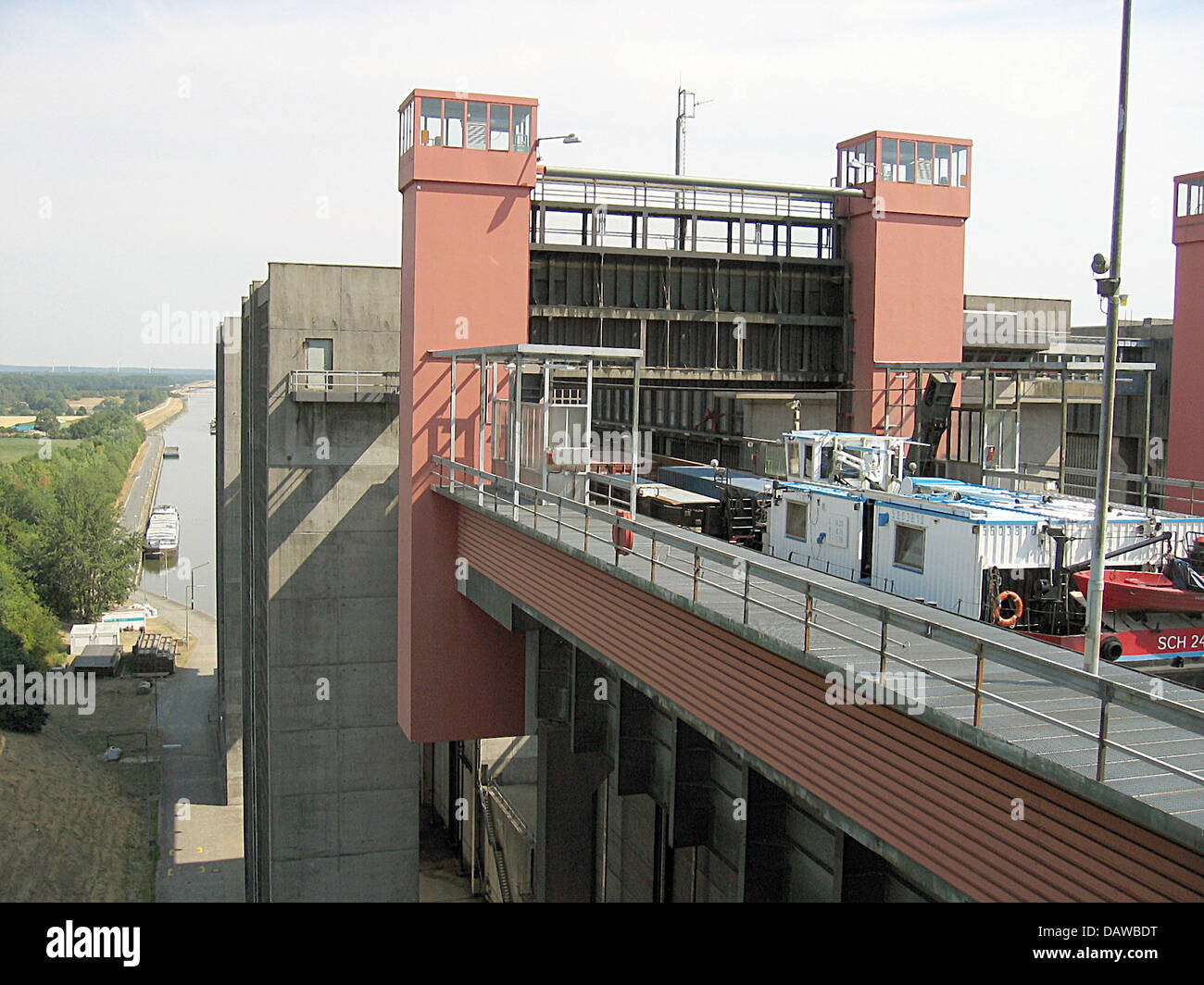 (dpa file) - The picture shows a freighter entering one of the troughs ...