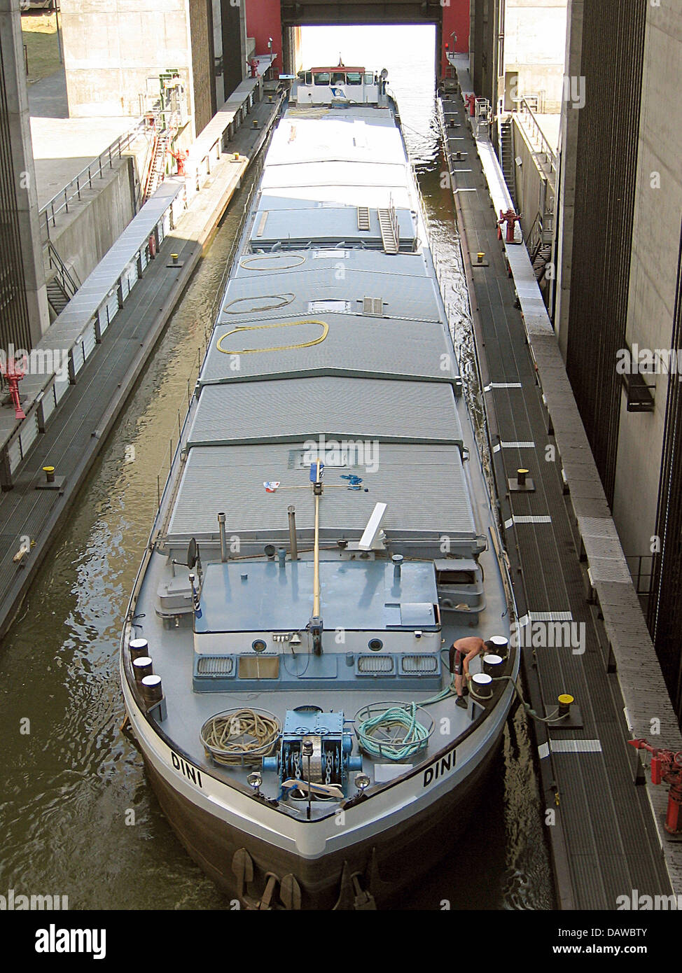 (dpa file) - A cargo freighter enters a trough at the ship hoist near ...