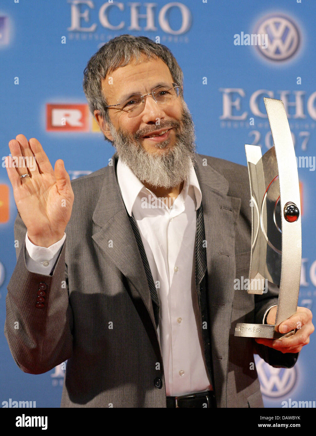 British singer Yusuf aka Cat Stevens smiles with his ECHO Prize 'Artist ...