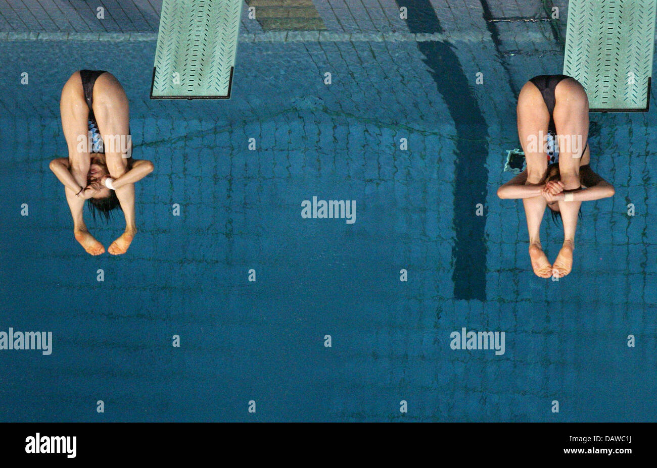 Chinese synchro divers Jingjing Guo and Minxia Wu dive at the 3m ...