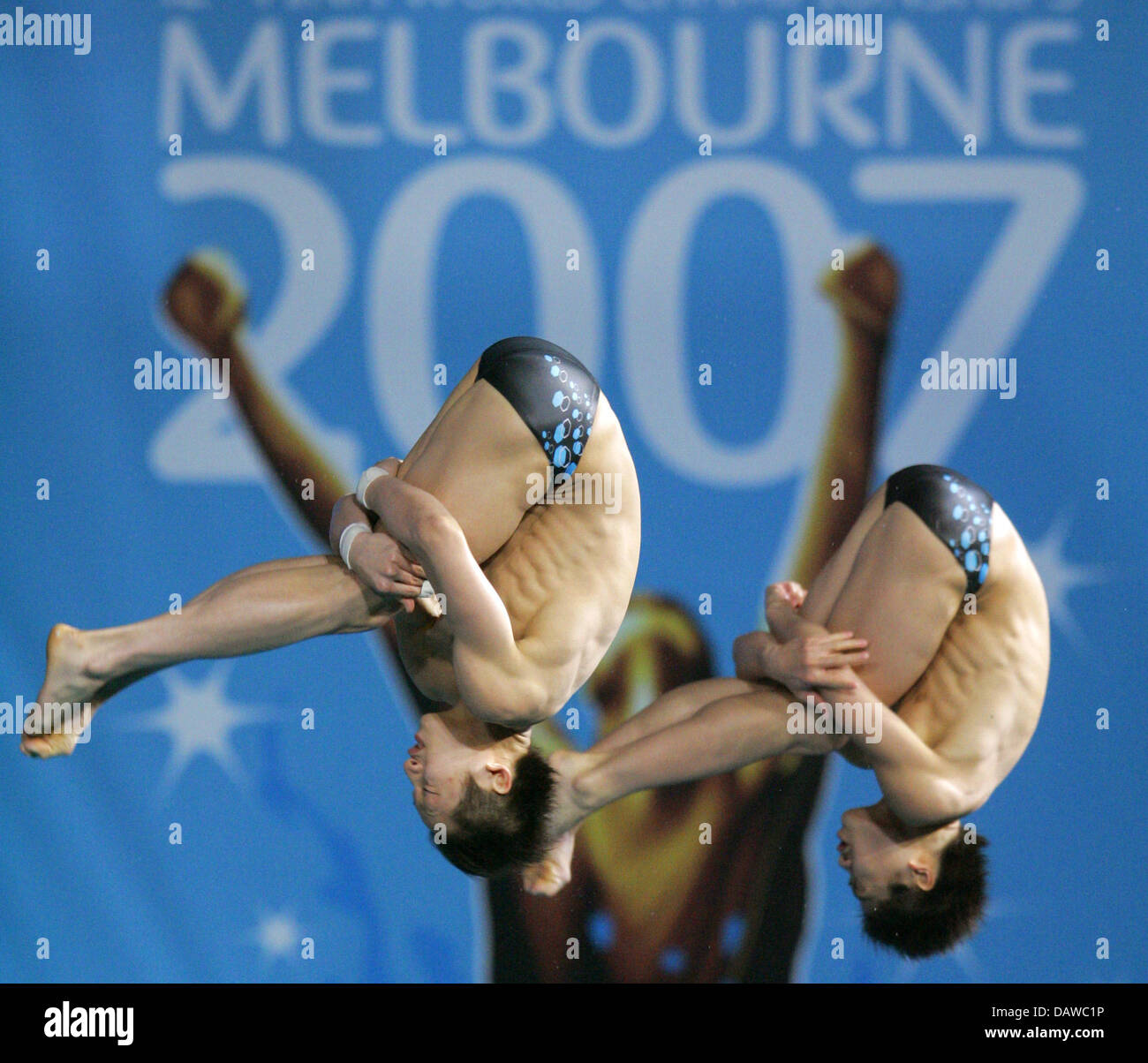 Chinese synchro divers Liang Huo and Yue Lin dive at the 10m Platform ...