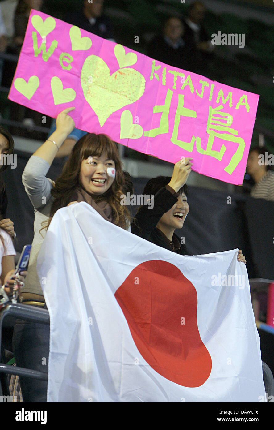 Japanese fans cheer the fellow countryman swimmer Kosuke Kitajima to ...