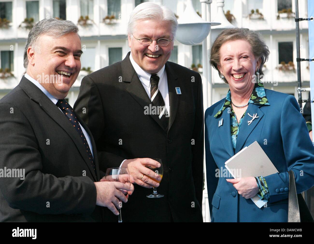 German Foreign Minister Frank-Walter Steinmeier (C) welcomes his ...