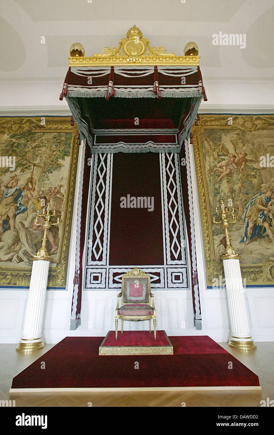 The picture shows the throne room at the palace in Mannheim, Germany ...