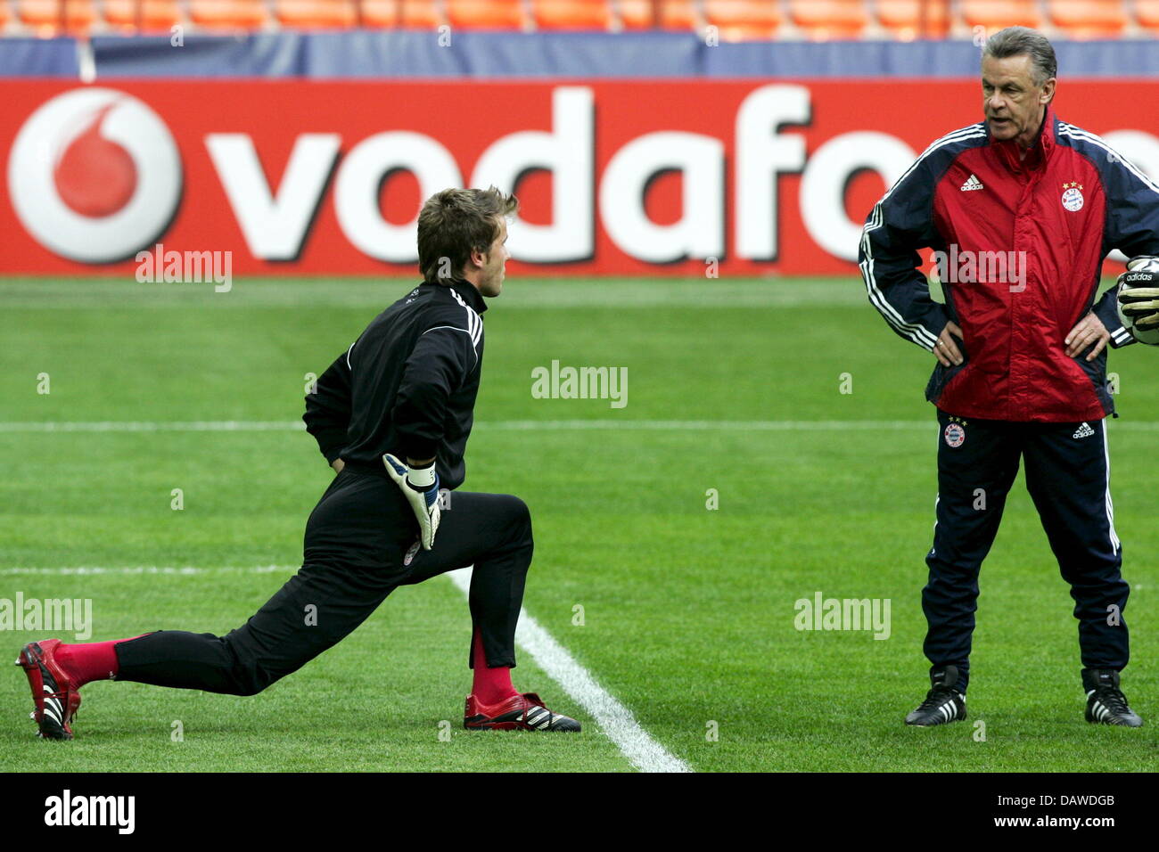 The goalie of Bayern Munich Michael Rensing (L) and coach Ottmar ...
