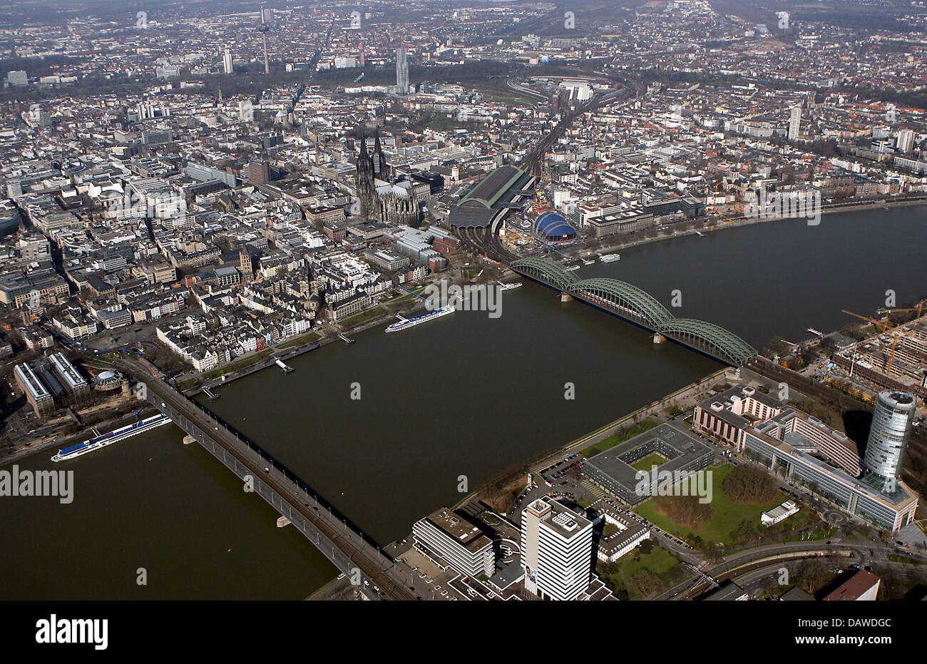 Bridges in cologne hi-res stock photography and images - Alamy