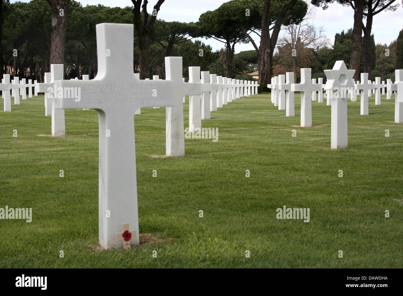 Graves pictured at the US military cemetery 'Sicily-Rome American ...