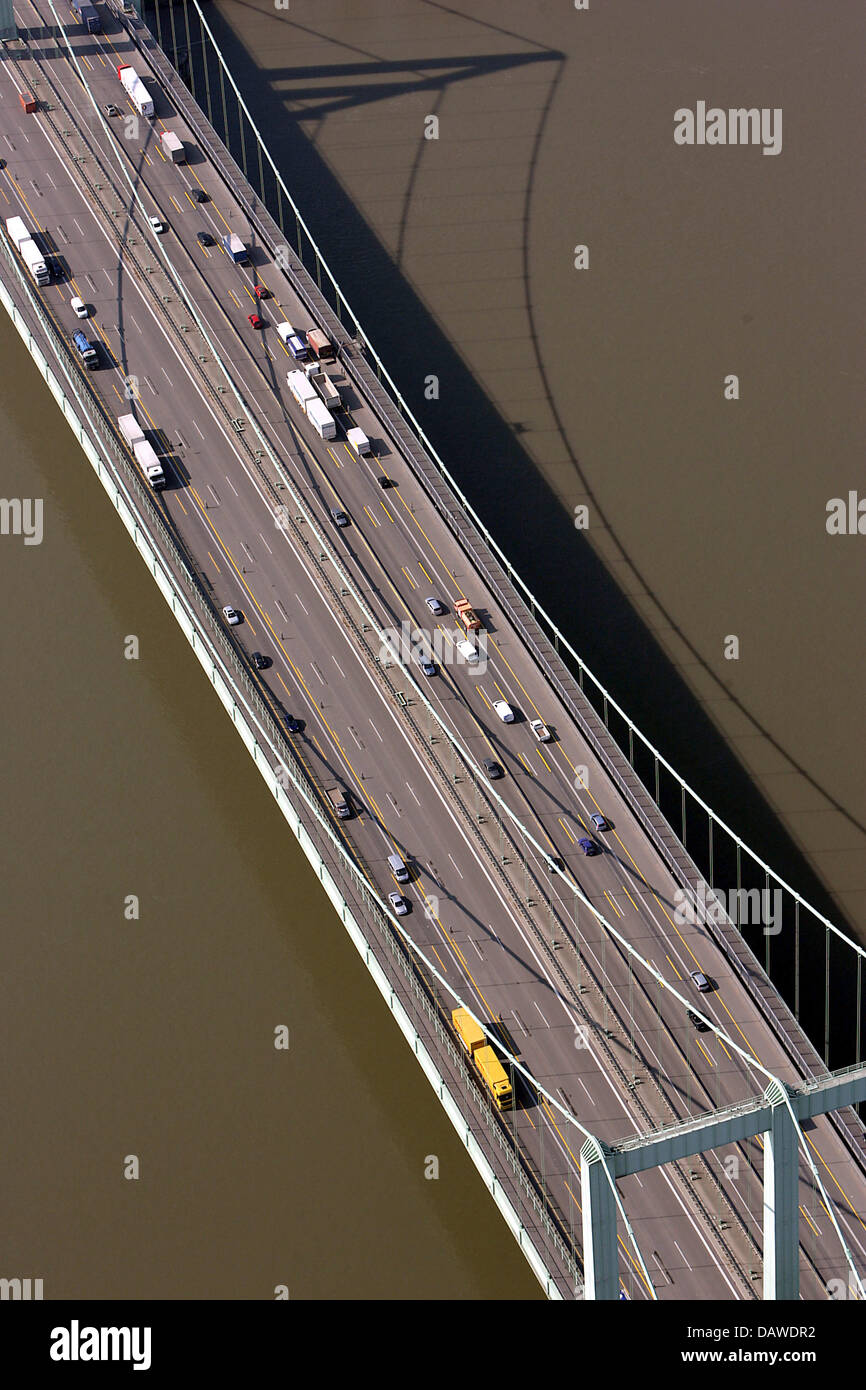 The photo shows the Rodenkirchen motorway (A4) bridge across the river ...