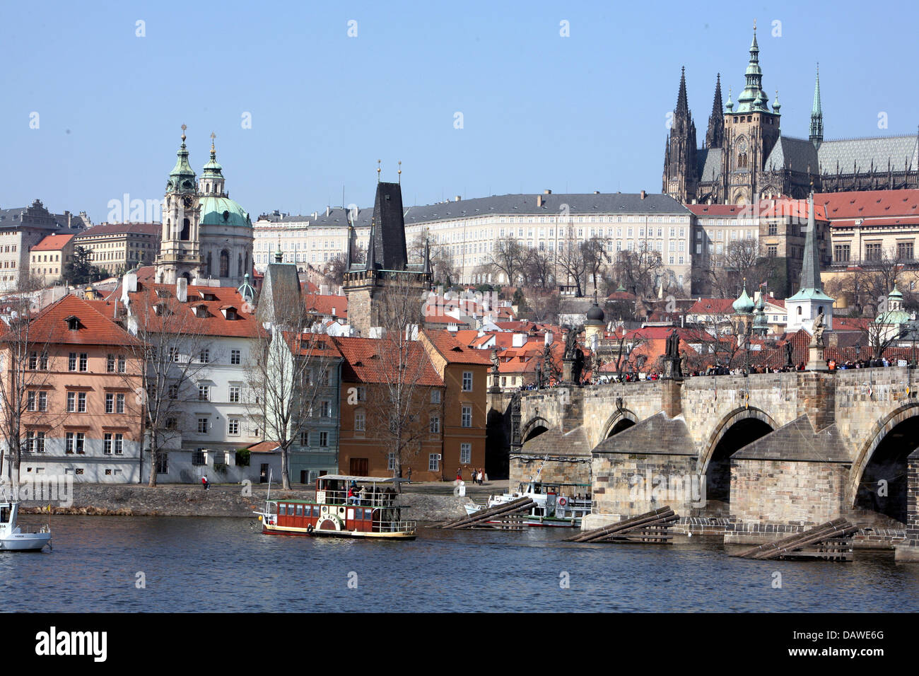 The picture shows the historical Prague Castle as well as the famous ...