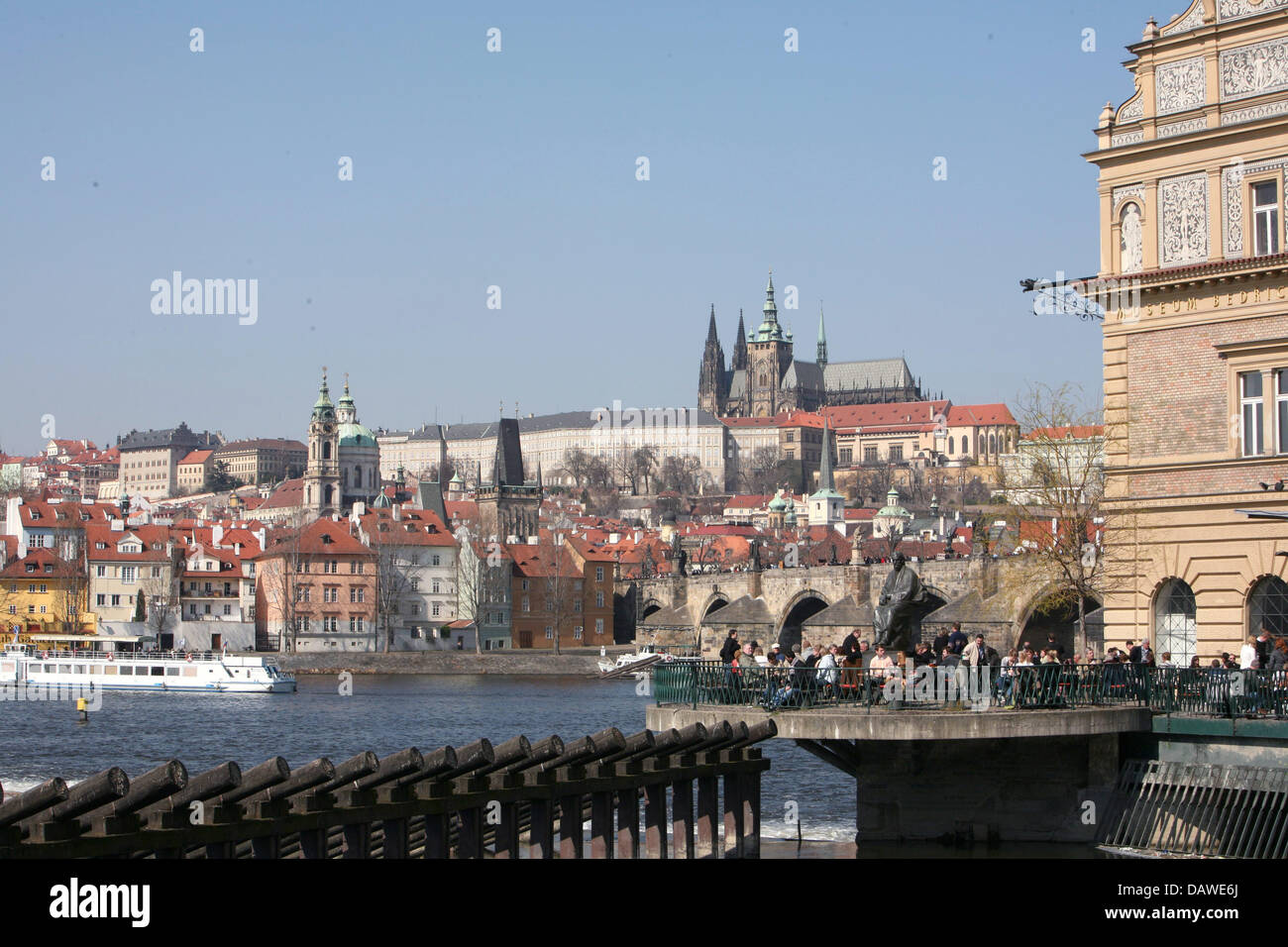 The picture shows the historical Prague Castle as well as the famous ...