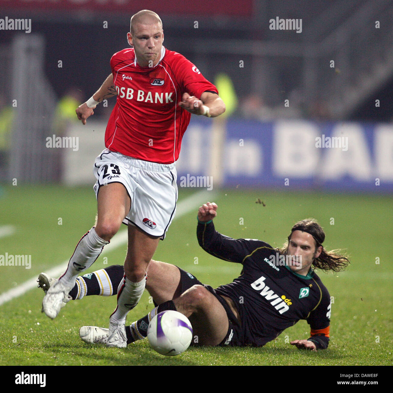 Torsten Frings (R) of BRemen fouls Alkmaar's Gretar Steinsson during ...