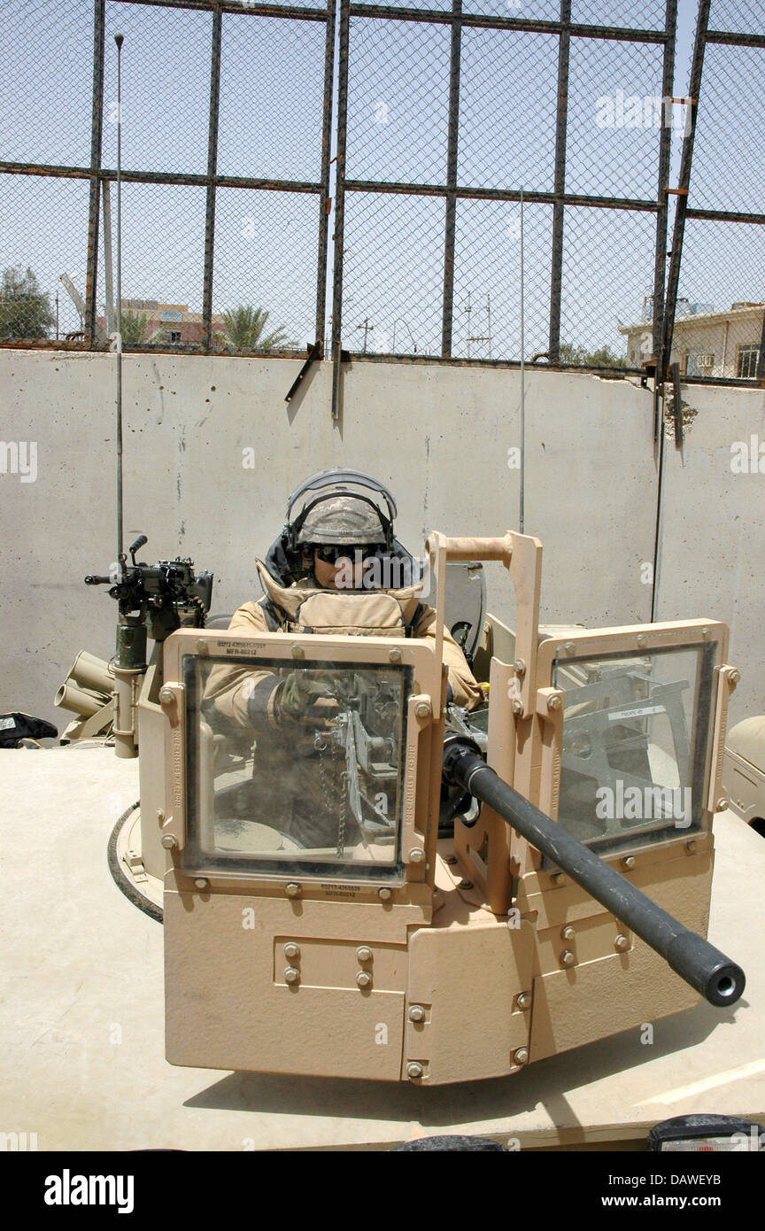 (dpa file) - A US military police soldier pictuer near Baqubah, Iraq ...