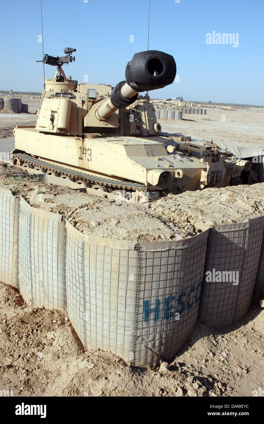 (dpa file) - An armoured howitzer of the US 3rd Battalion 29th Field ...