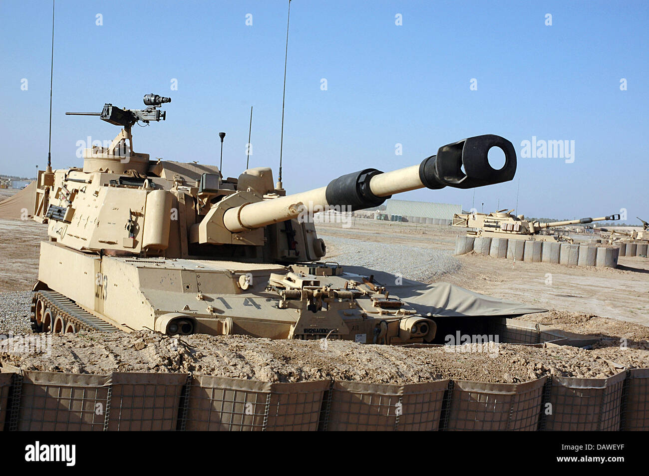 (dpa file) - An armoured howitzer of the US 3rd Battalion 29th Field ...