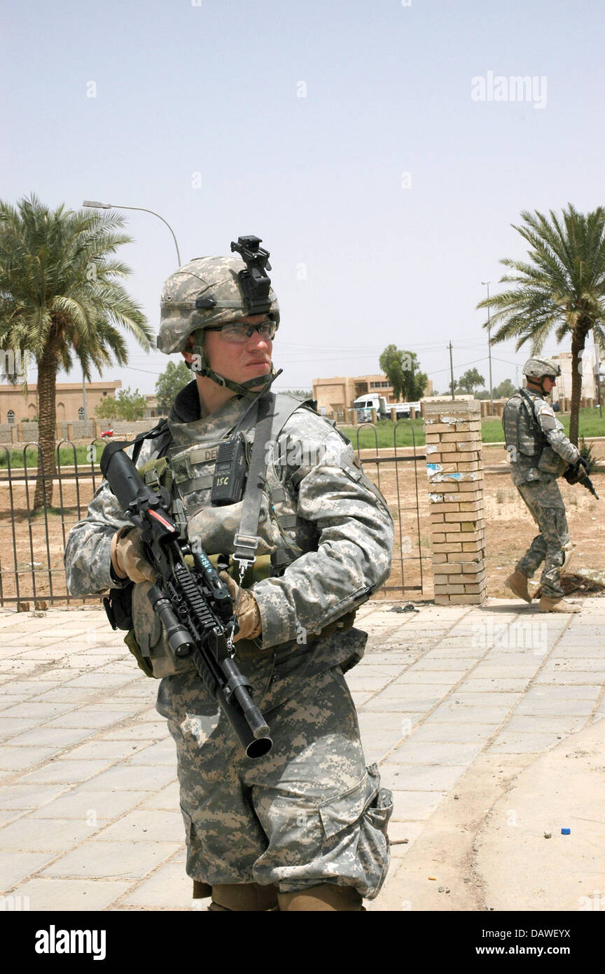 (dpa file) Spotter of the US 1st Battalion 68th Armor Regiment marksmen ...
