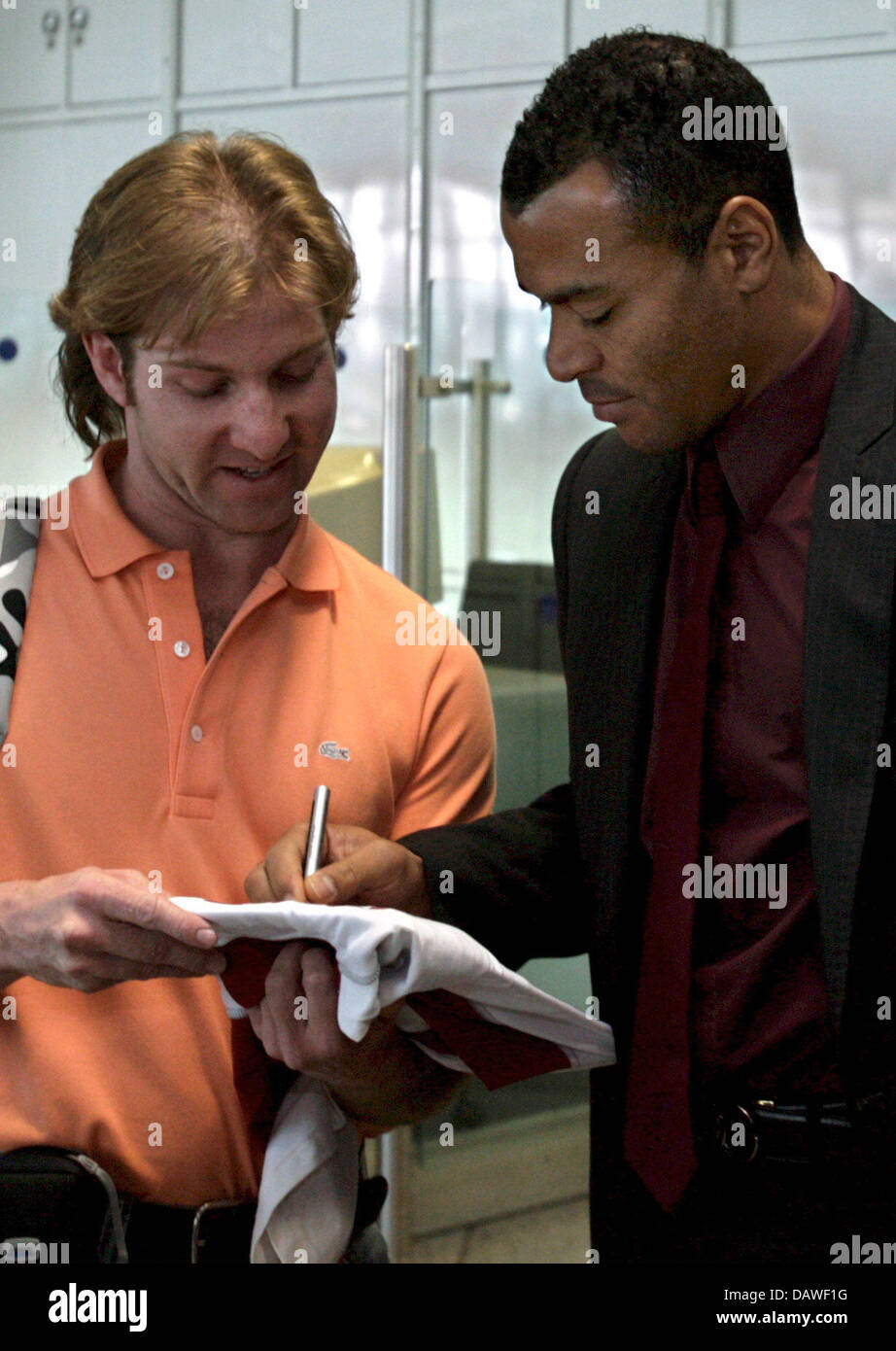 Player Cafu of Italian Chmapions League club AC Milan signs autographs ...