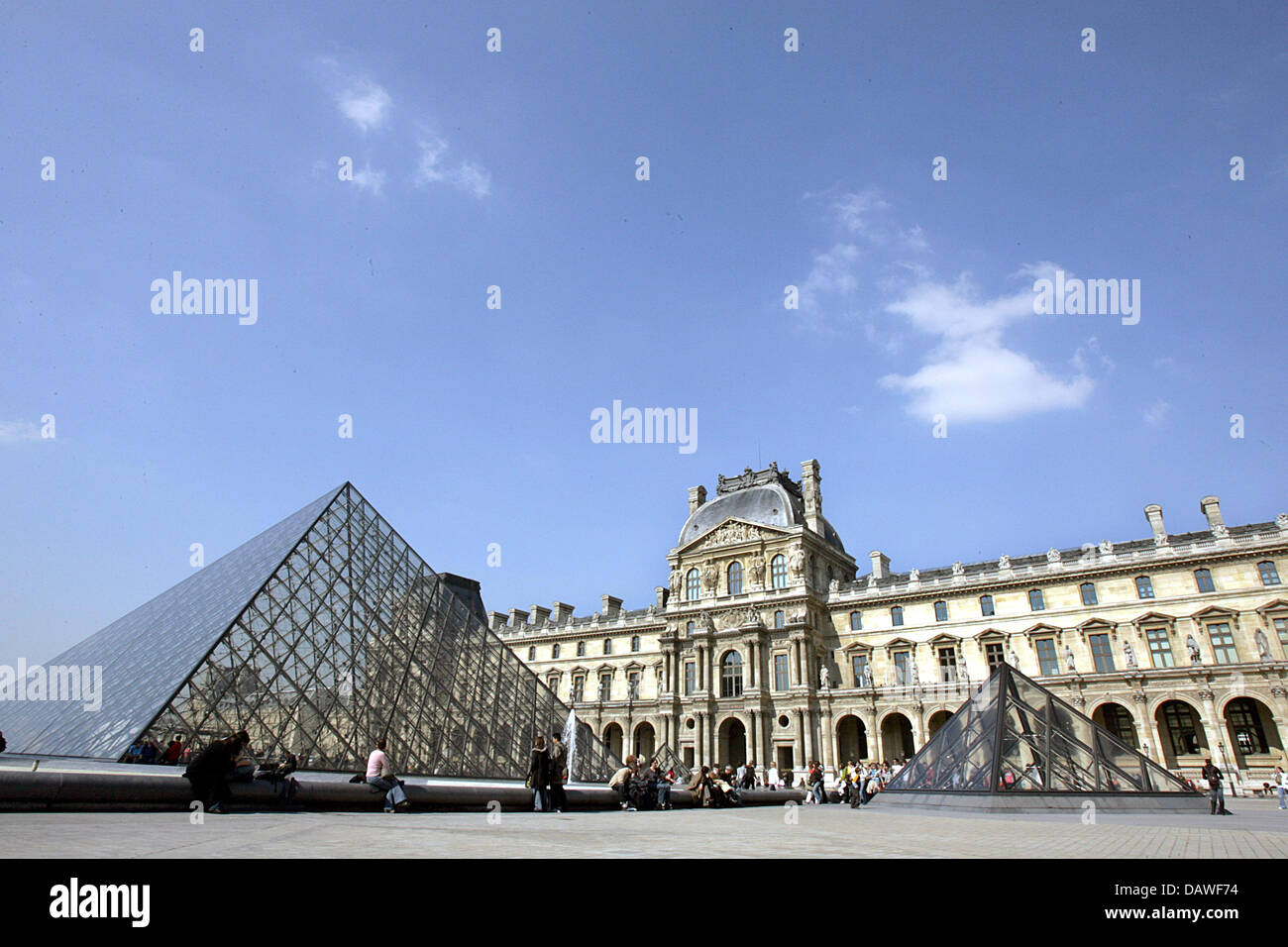 Glass pyramids hi-res stock photography and images - Alamy