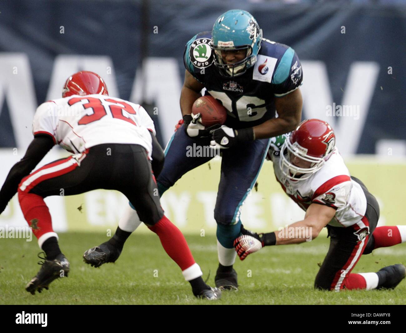 Defensive backs hi-res stock photography and images - Alamy