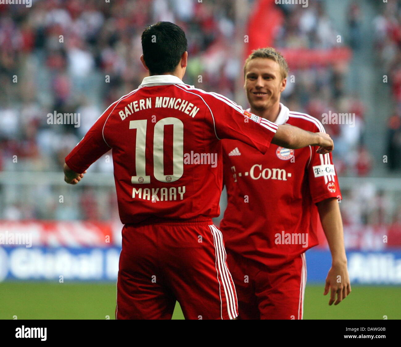 Roy Makaay (L) and Christian Lell (R, both Munich) cheer the 2-0 during ...