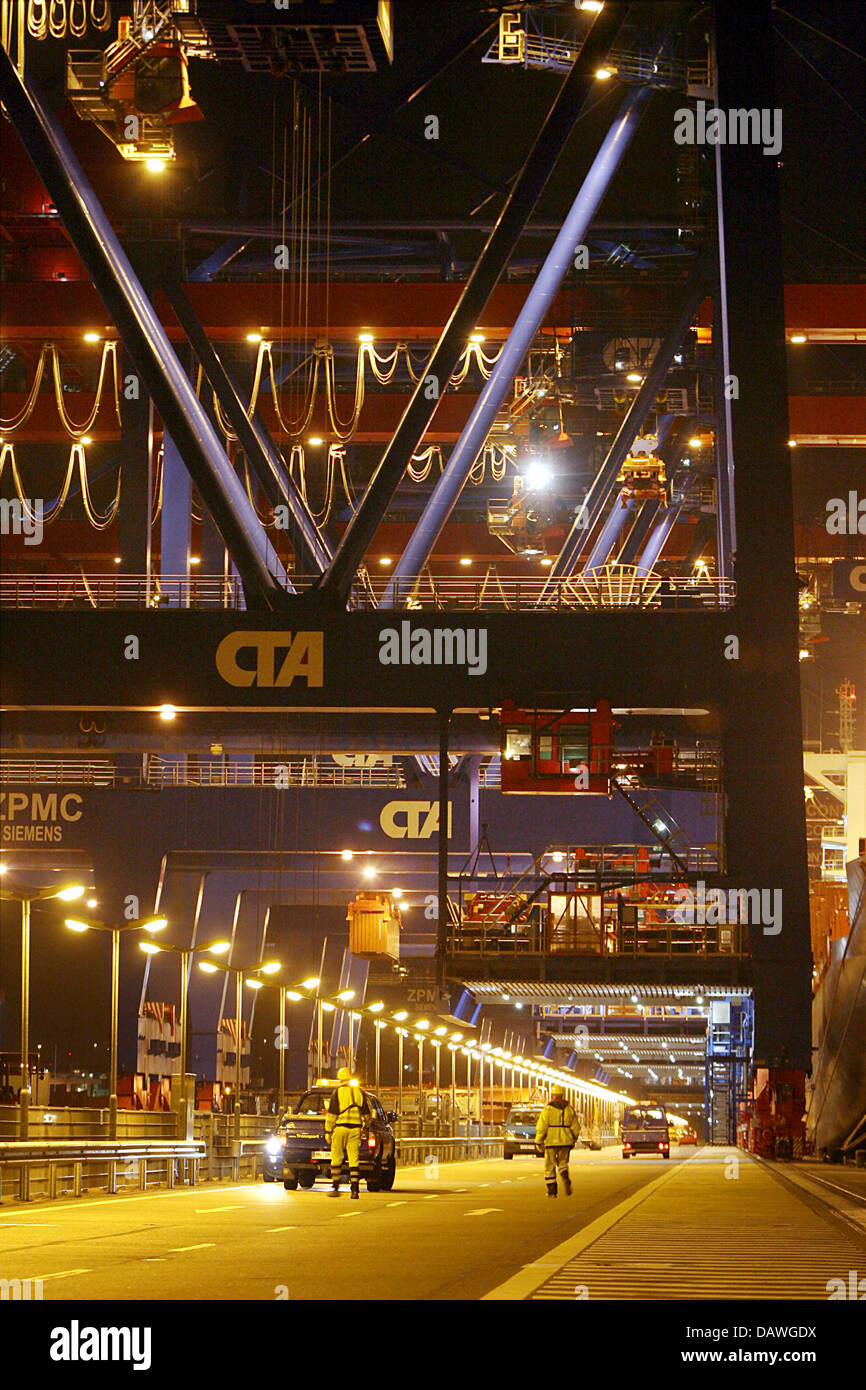 So-called fasteners pass by the HHLA container terminal quay ...