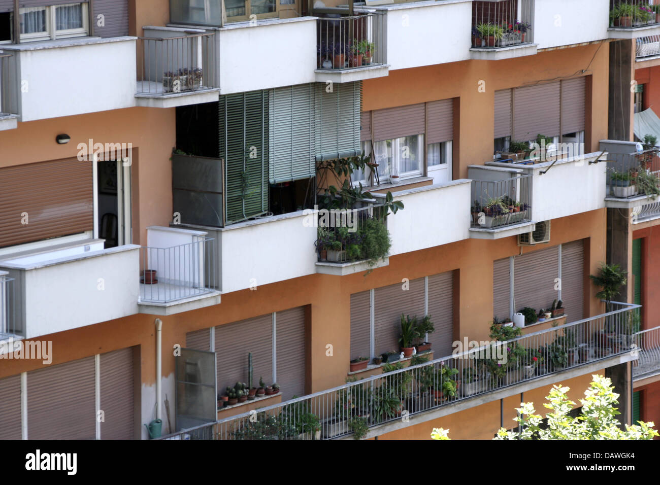 (dpa file) The picture shows backside of a tenement block in Rome ...