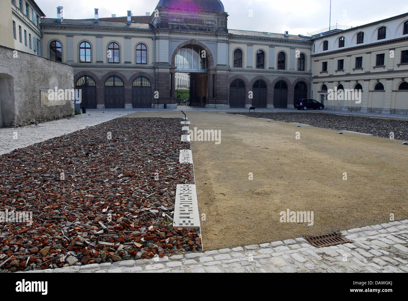 (dpa file) View into the patio of the 'Marstall' of Weimar, Germany, 03 ...