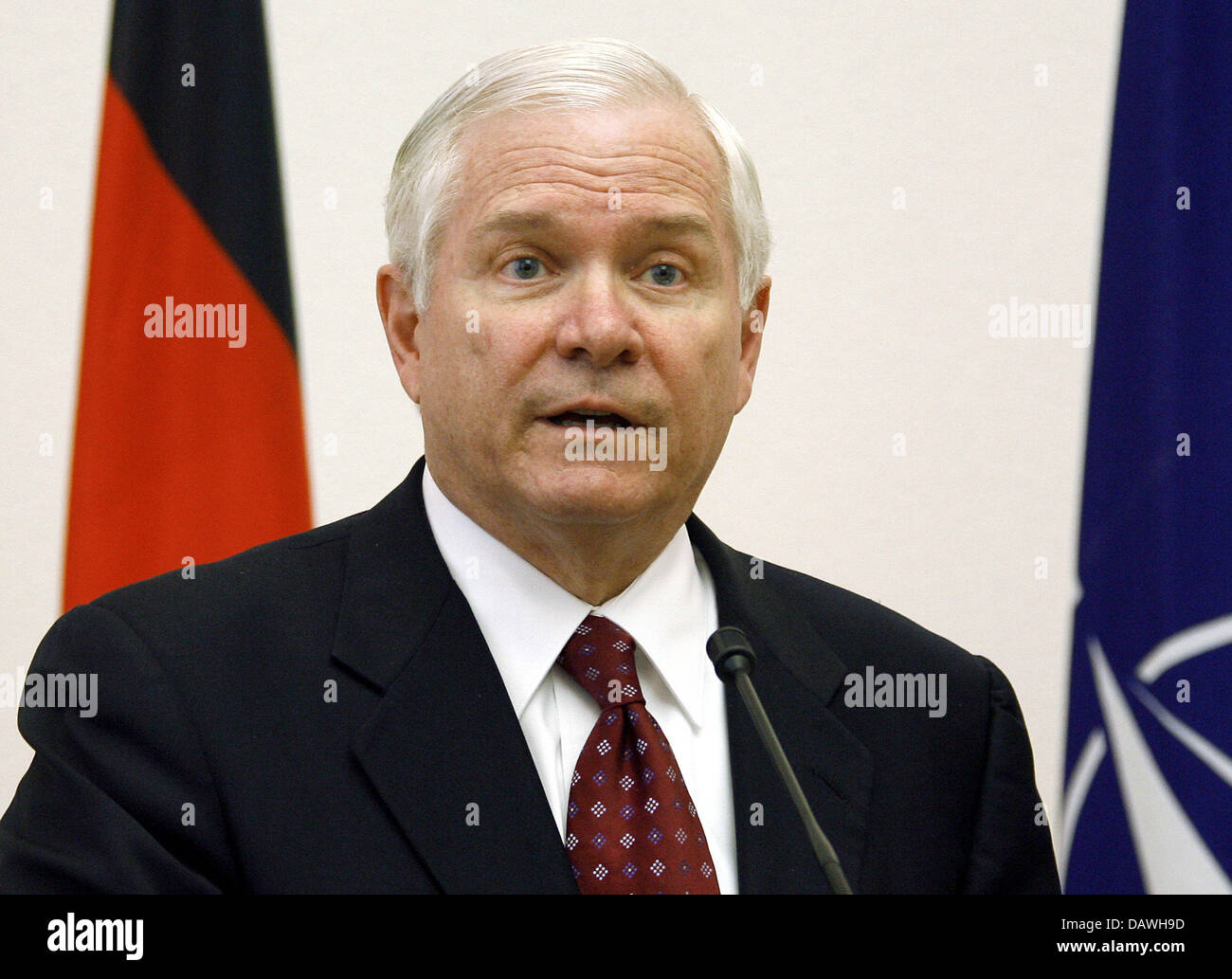 Secretary defence robert gates hi-res stock photography and images - Alamy