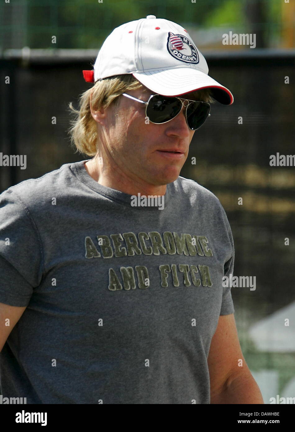 Goalkeeper of Bayern Munich, Oliver Kahn, arrives for a practice ...