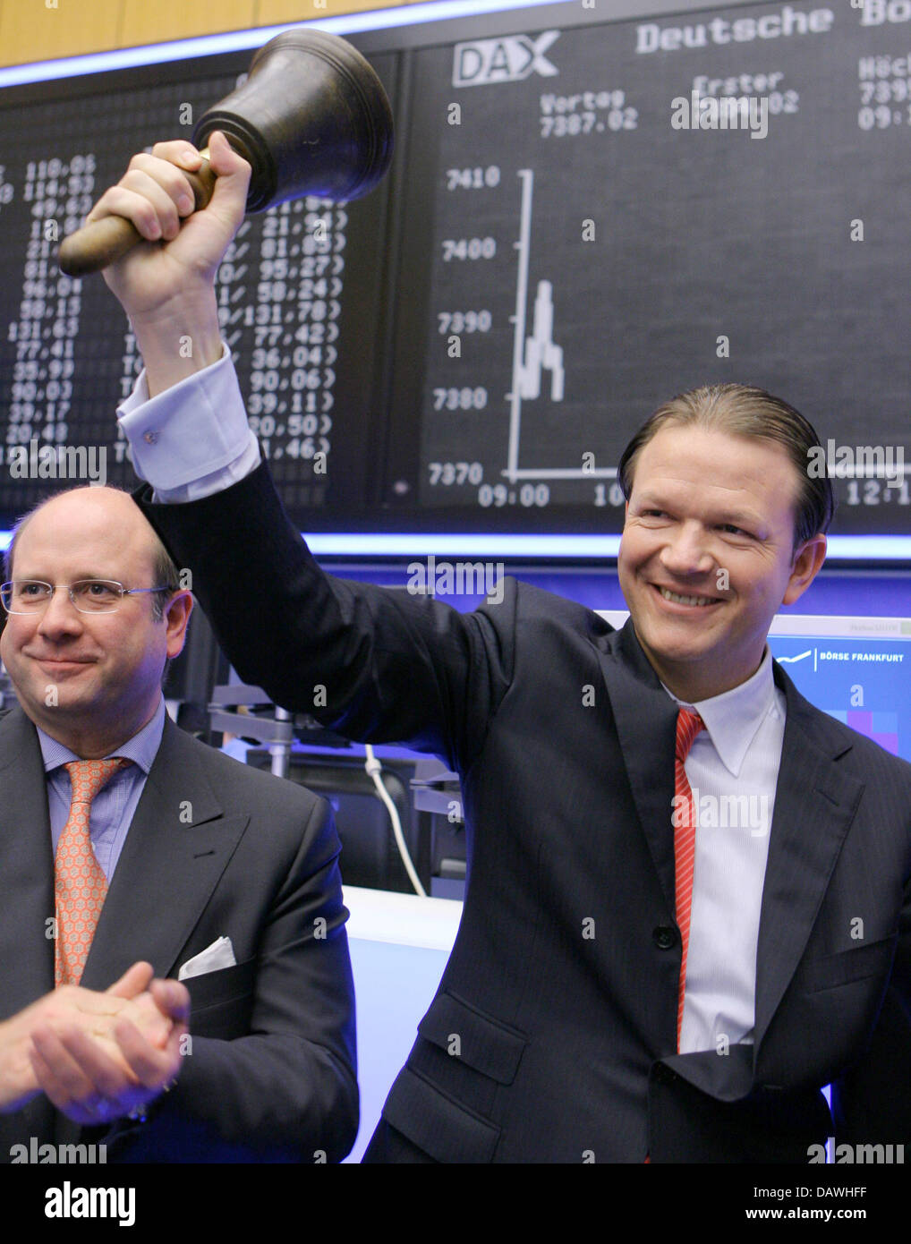 Versatel AG-CFO Brian Cook stands next to CEO Peer Knauer (R), who ...