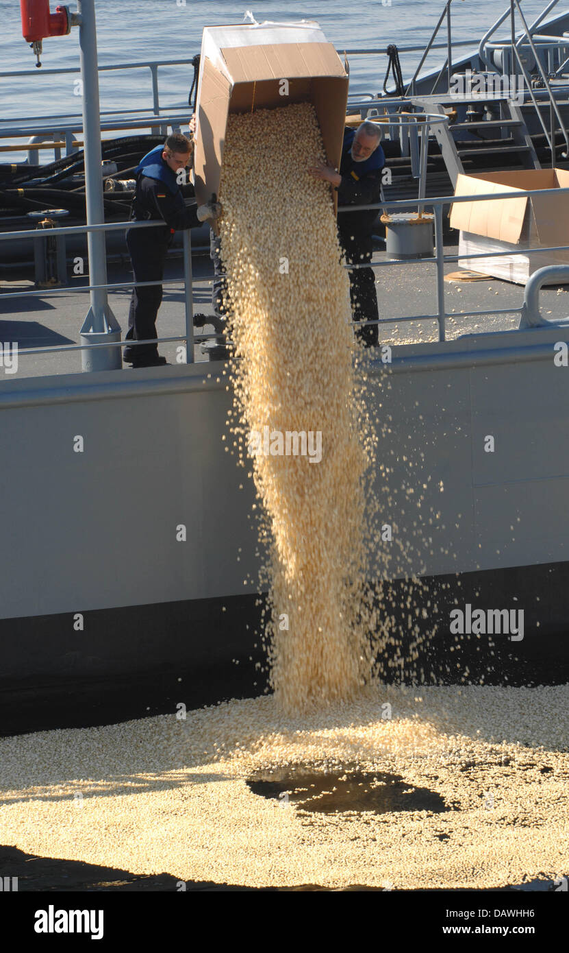 Seamen of the oil fighter ship 'Bottsand' prepare a spill made of ...