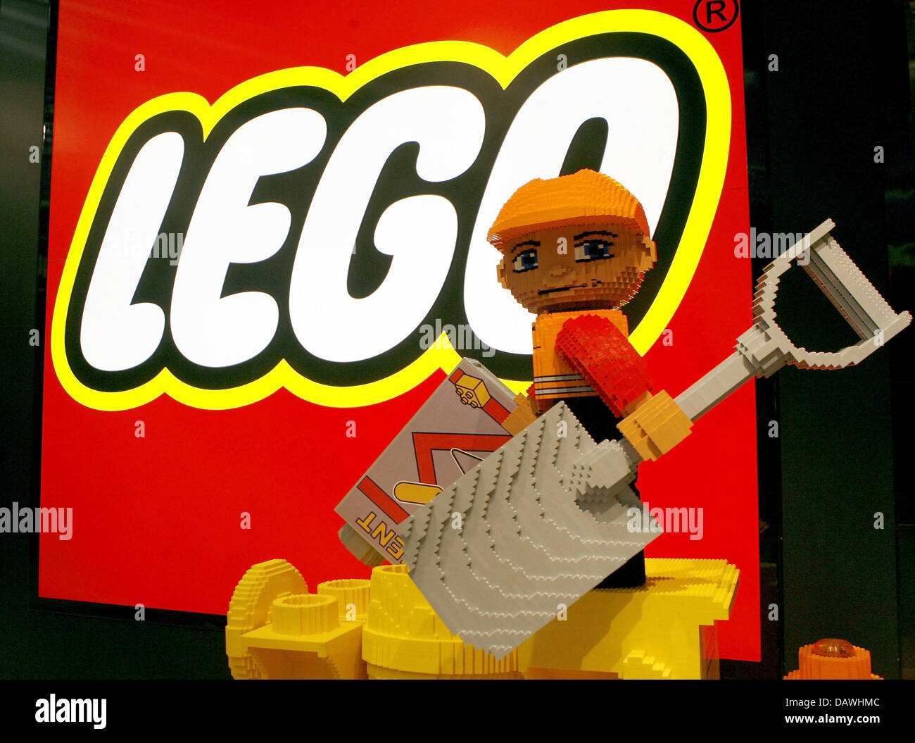 A construction worker made of Lego bricks pictured at the trade fair ...