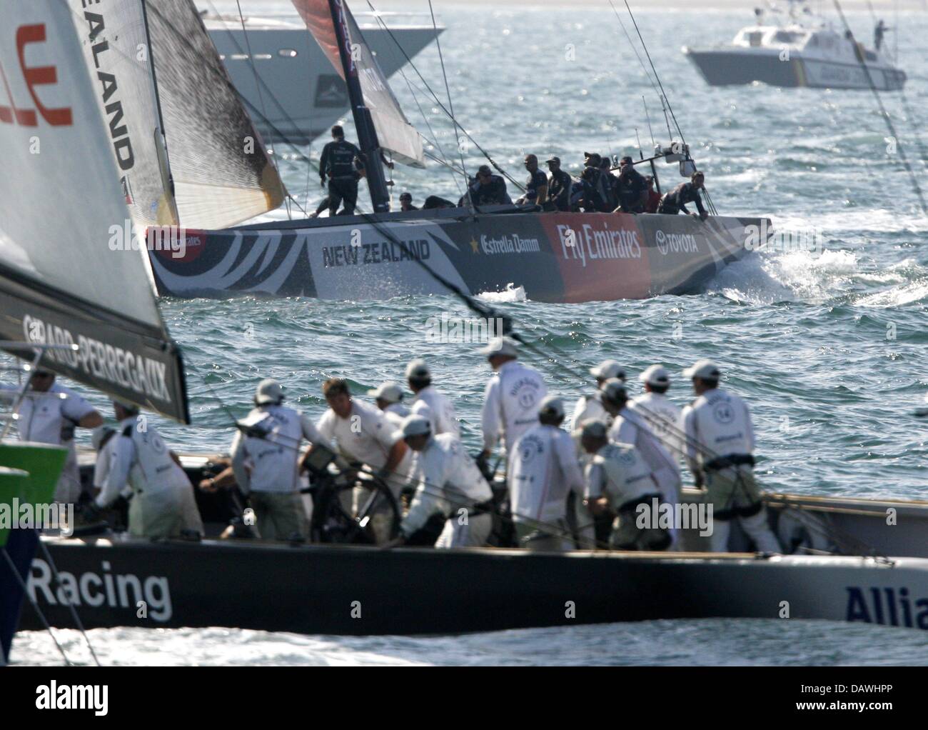 Team Emirates New Zealand (back) and US yacht BMW Oracle shown in ...