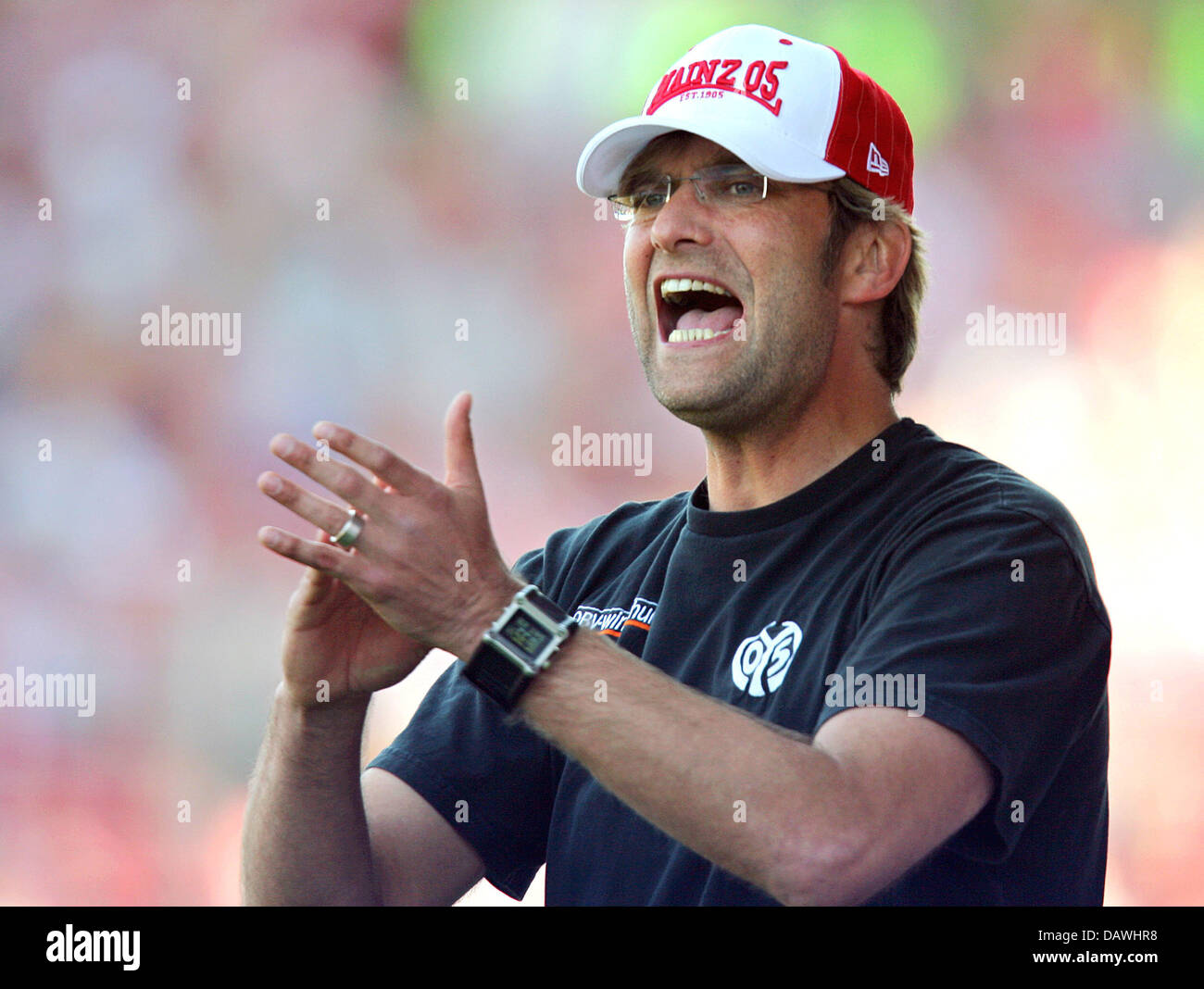 Mainz's coach Juergen Klopp shouts at the sideline in the Bundesliga ...