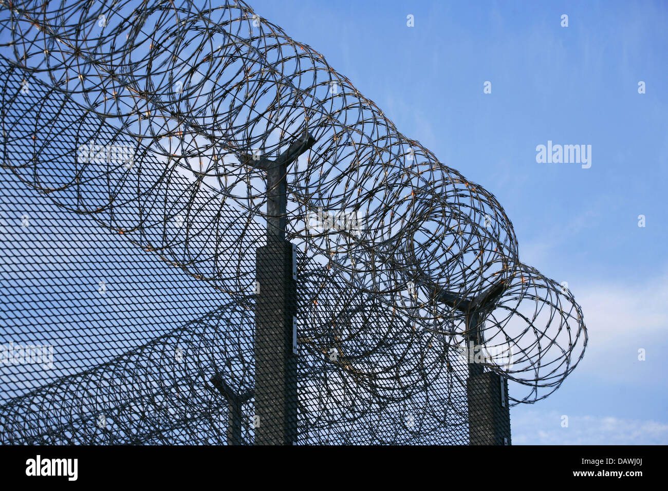 A prison fence with barbwire secures a prison in Frankfurt Main ...