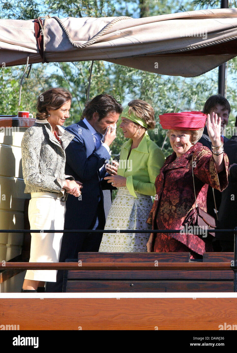 Human interest hum people celebrities royals female hat male ...