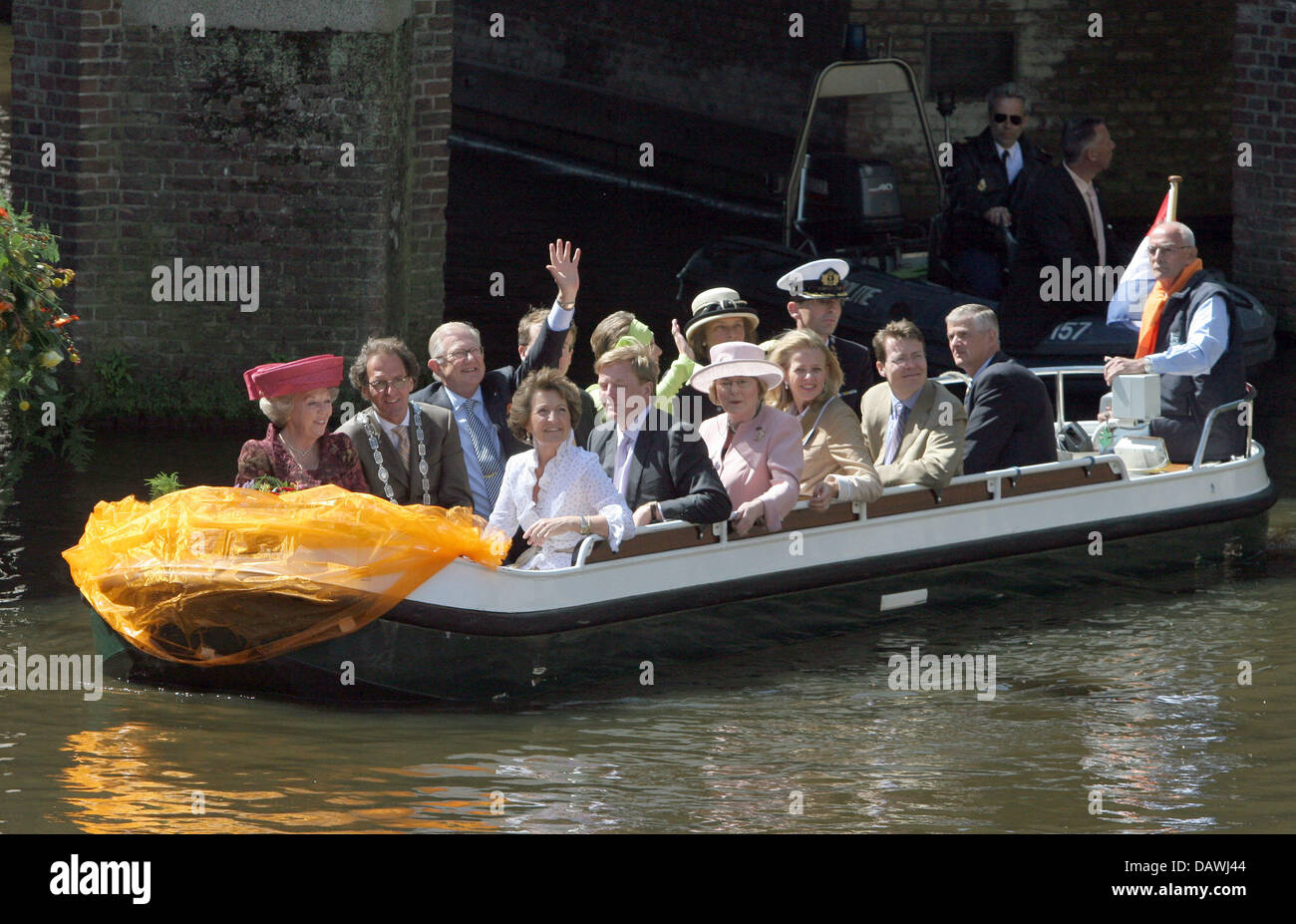 Dutch Queen Beatrix (L) and other members of the Dutch royal family ...