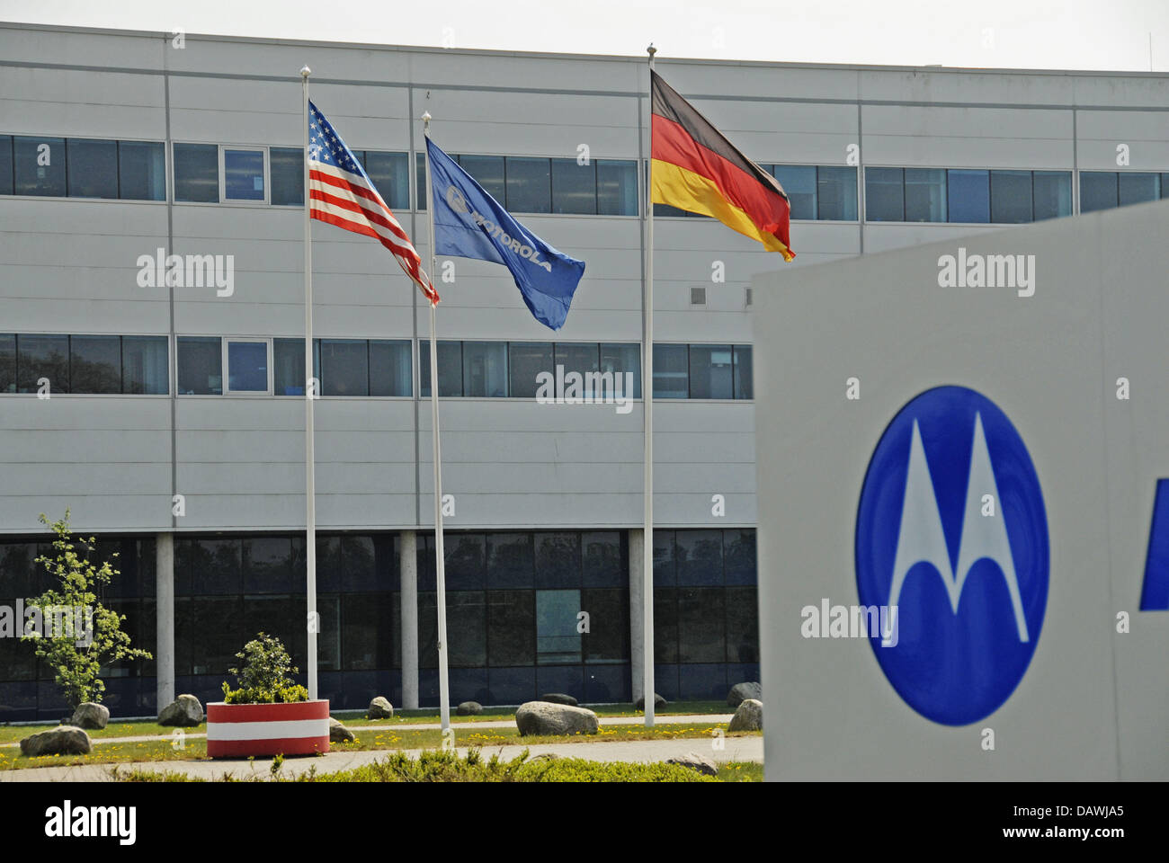 The US-American and the German flag are pictured in front of the ...