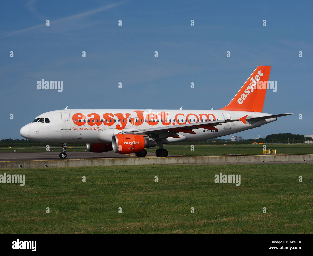 Airbus aircraft flying across hi-res stock photography and images - Alamy