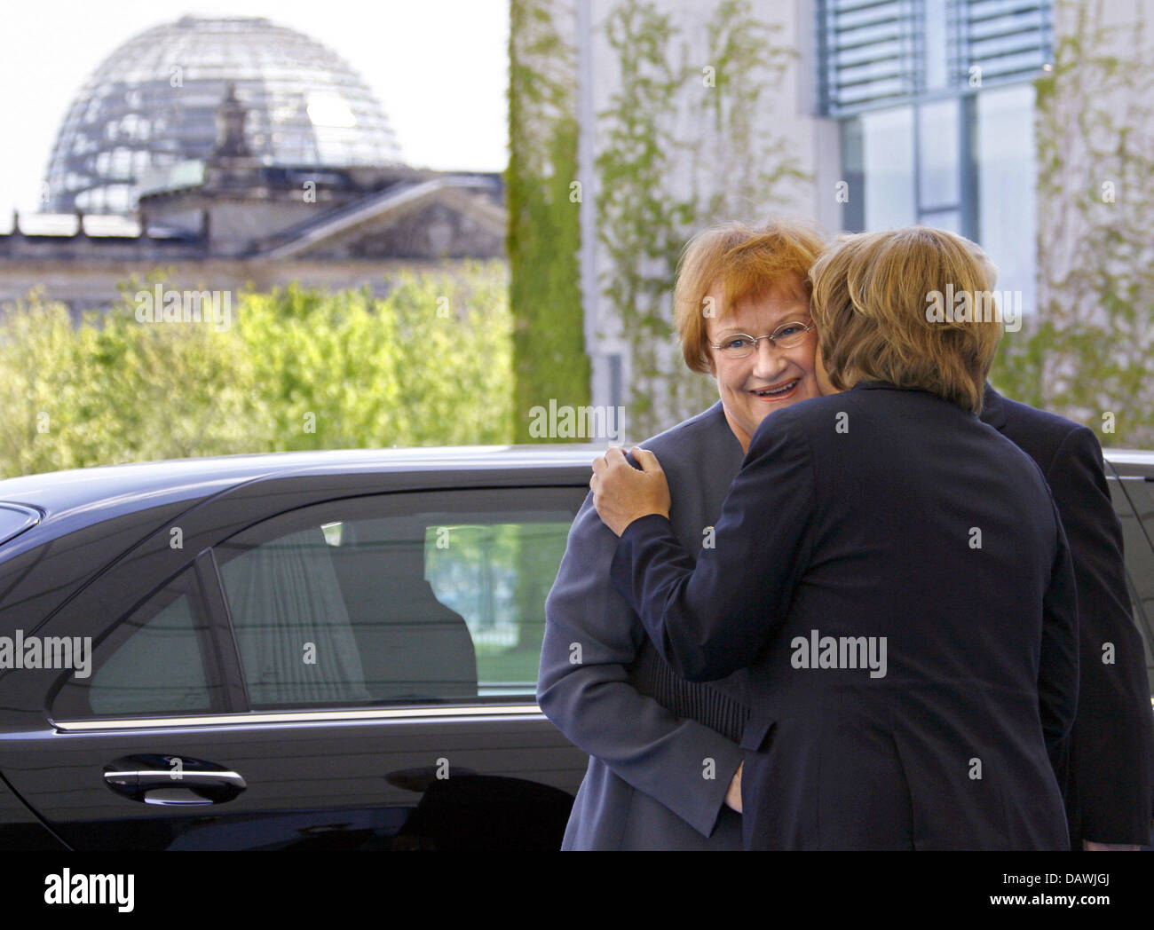 German Chancellor Angela Merkel (R) heartily welcomes the President of ...