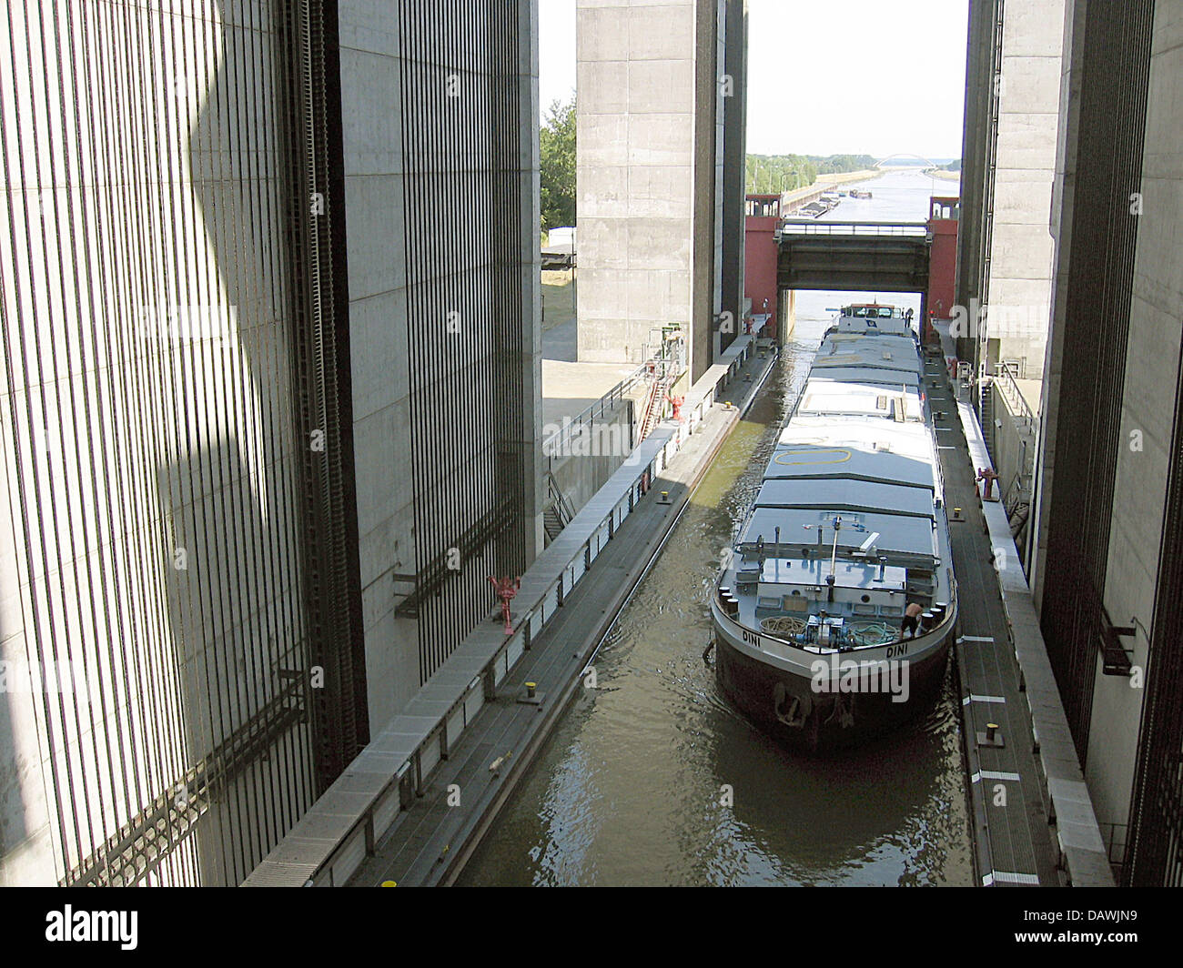 (dpa file) A cargo ship enters the trough of the ship lift near ...