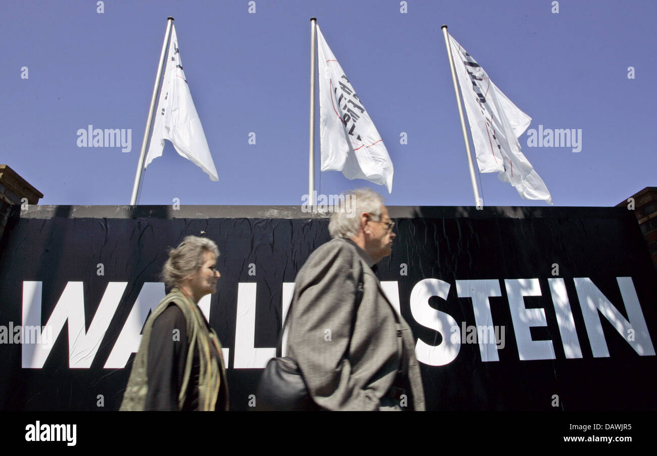 Playgoer surge forward into event location 'Kindl-brewery' to see the ...