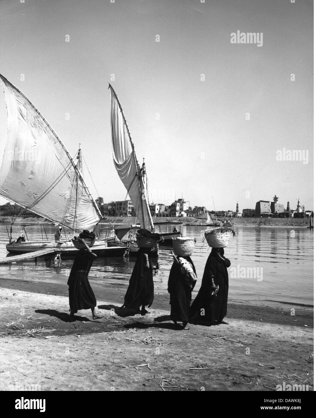 geography / travel, Egypt, people, Egyptian women on the bank of the ...