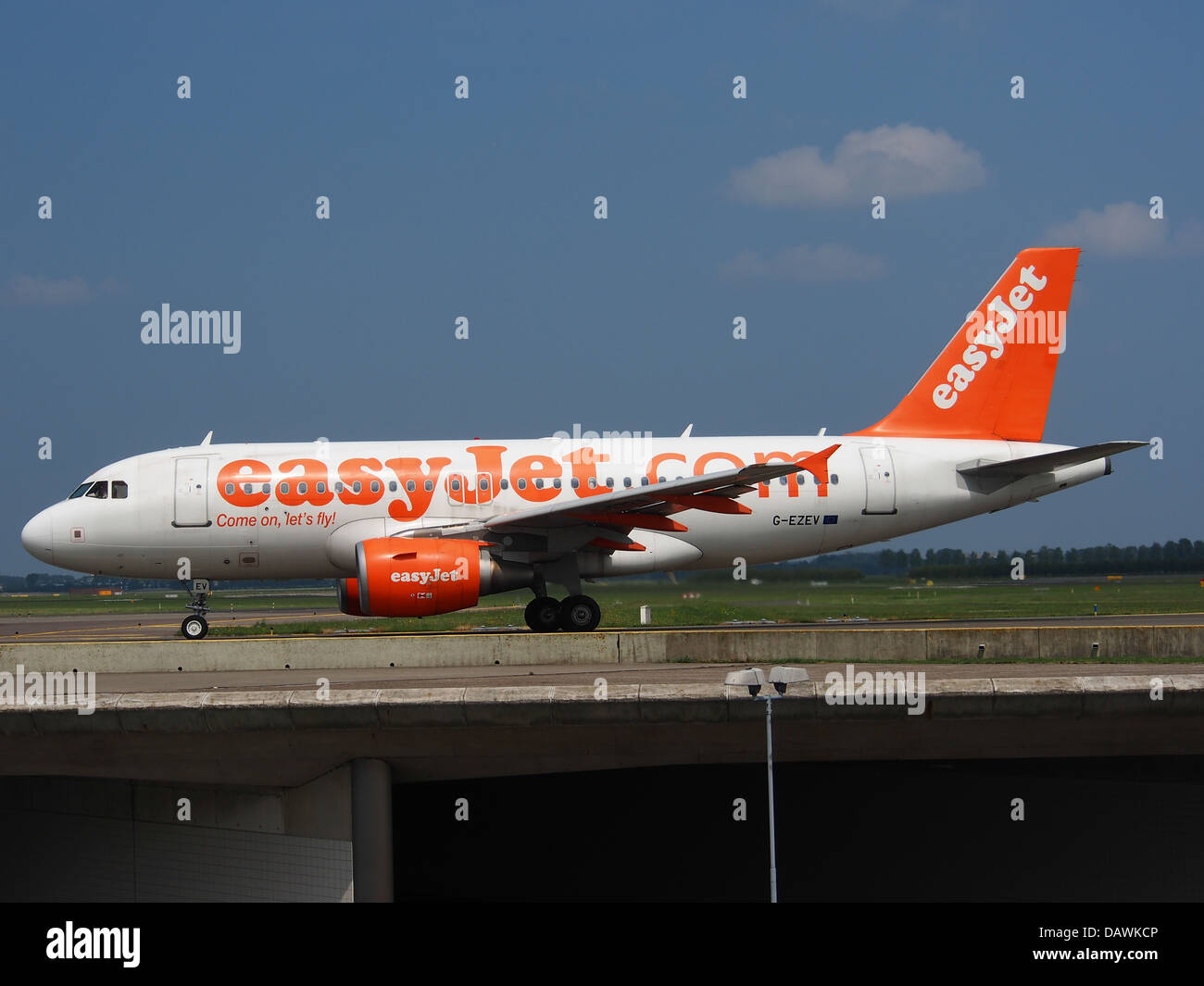 easyJet Airbus A319-111 with registration G-EZEV (cn 2289) at Schiphol Airport in Amsterdam ...